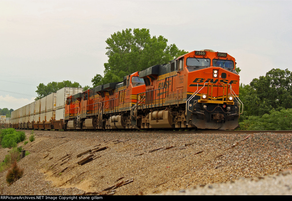 BNSF 7565 Rips a hotshot Z train!